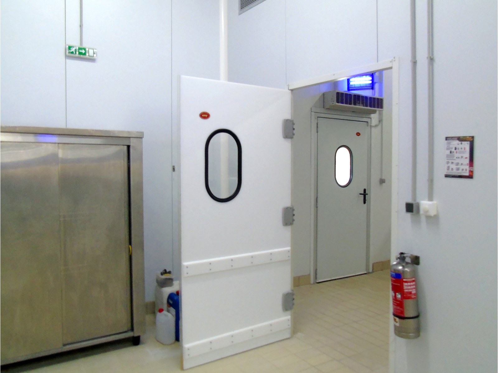 Swing polyethylene door | American Motors Pilalis (AMP)