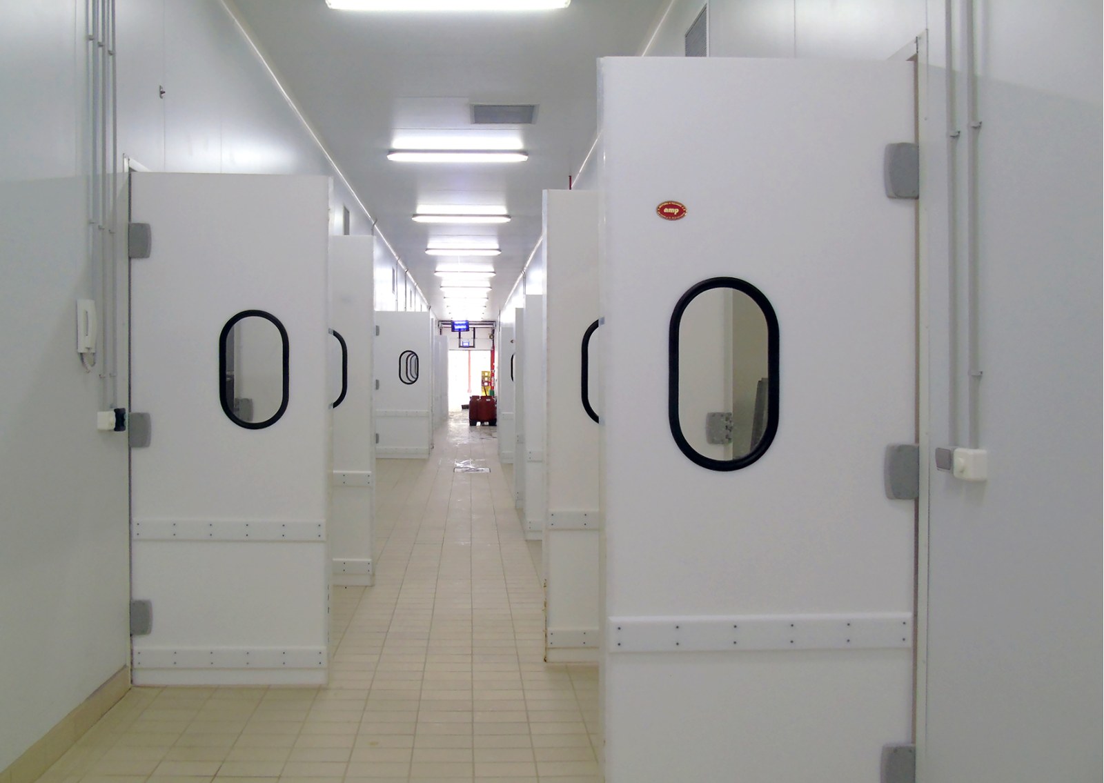 Swing polyethylene door | American Motors Pilalis (AMP)