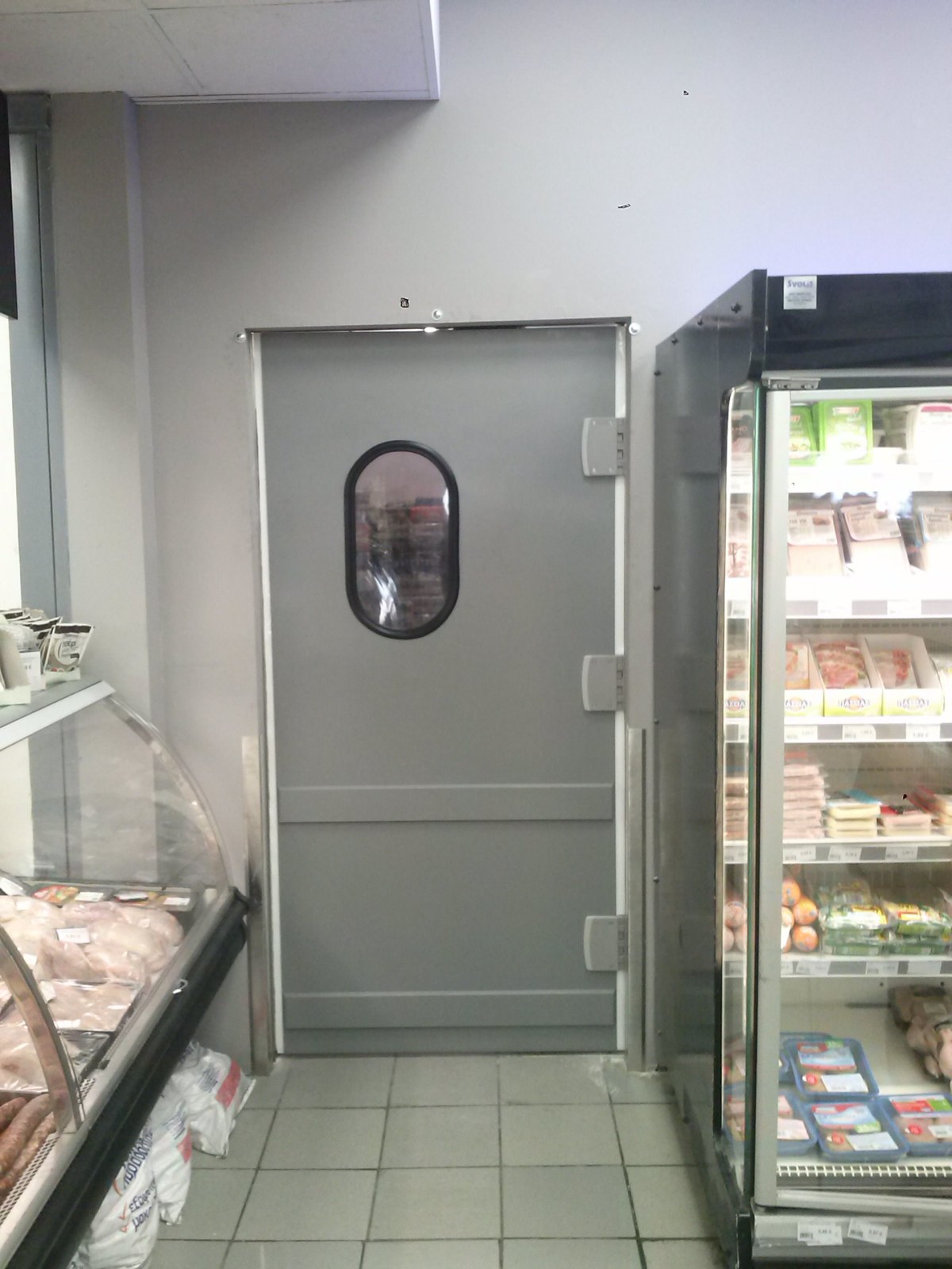 Swing polyethylene door | American Motors Pilalis (AMP)