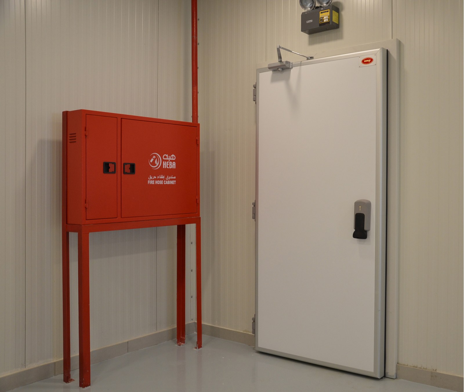 Hinged door for cold storage room | American Motors Pilalis (AMP)