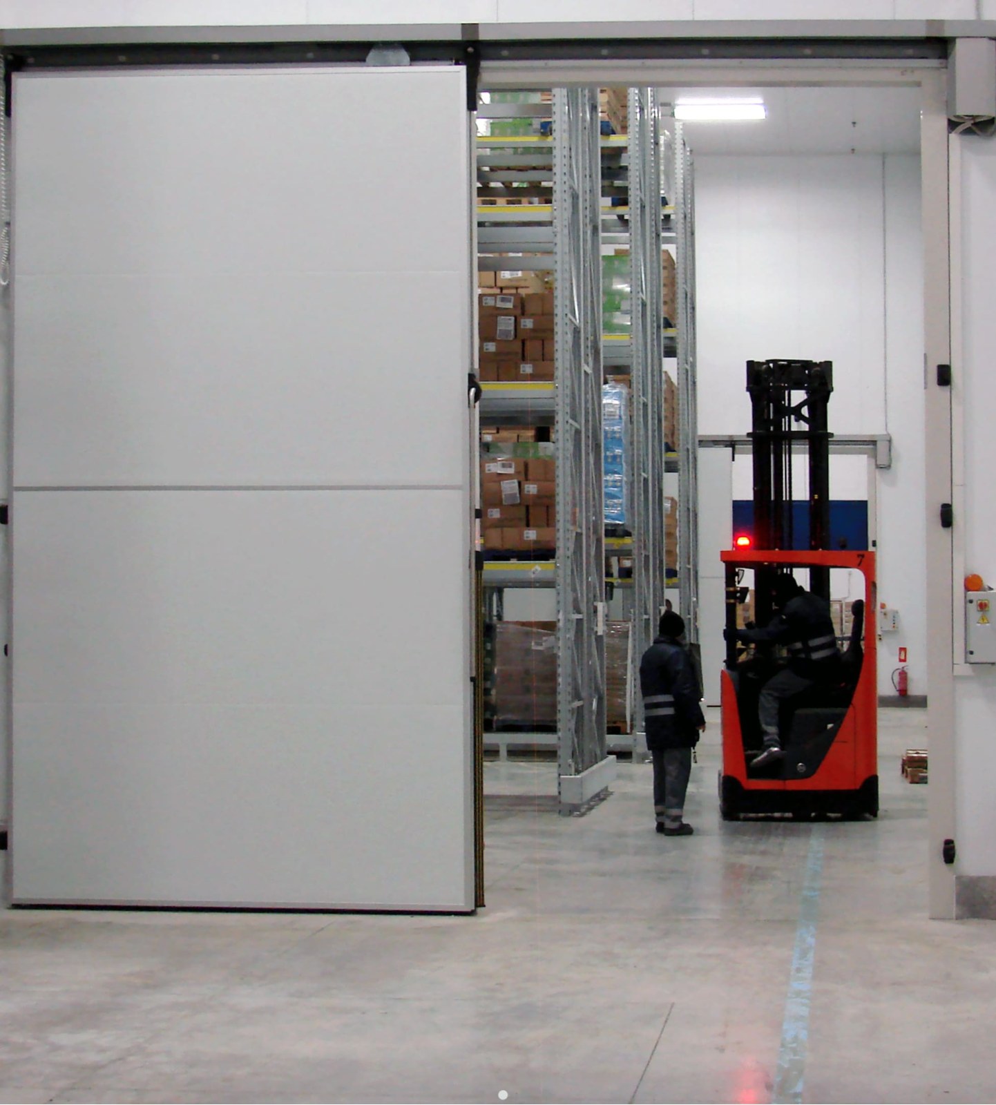 Electric sliding door for cold rooms | American Motors Pilalis (AMP)