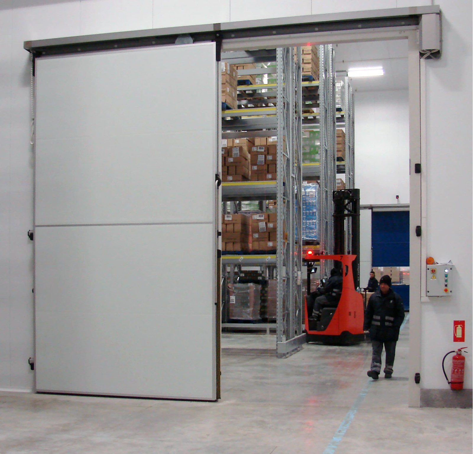 Electric sliding door for cold rooms | American Motors Pilalis (AMP)