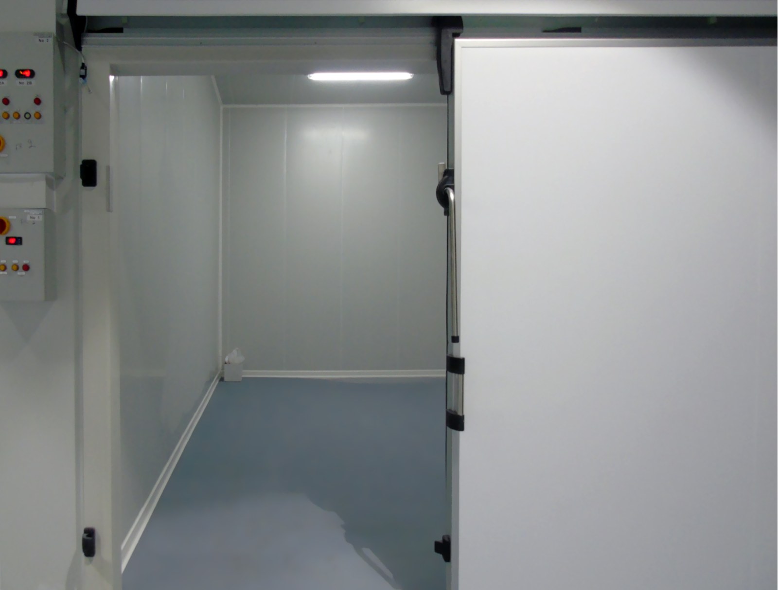 Sliding door for cold rooms | American Motors Pilalis (AMP)